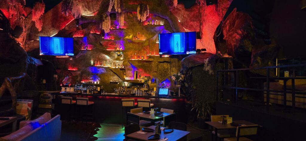 Alien Lounge - Rooftop Bar Restaurant - Medellin.co